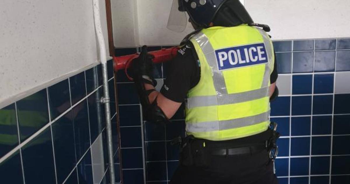 'Stun gun found' as search warrant executed in Dumbarton | Dumbarton ...